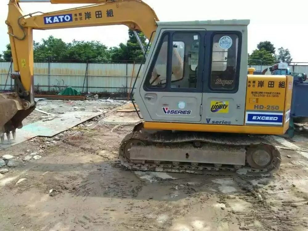 Original Color 6 Ton Used Excavator Machine 0.3m³ Bucket Size KATO HD250VII